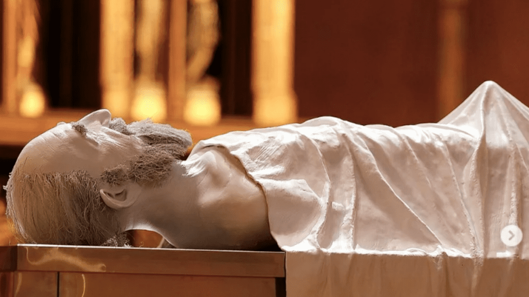 FOTO Statuia unui preot catolic, în erecție, a fost expusă într-o ...